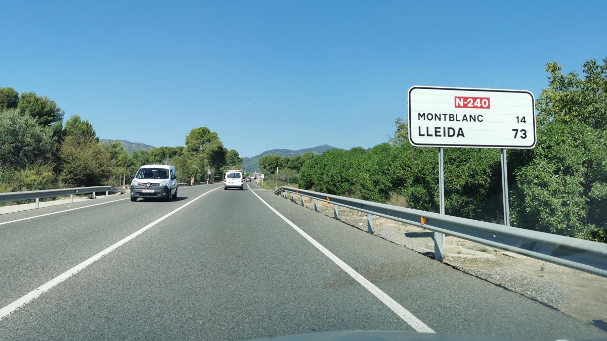 Una persona herida en una colisión entre dos coches en la N-240 a la ...