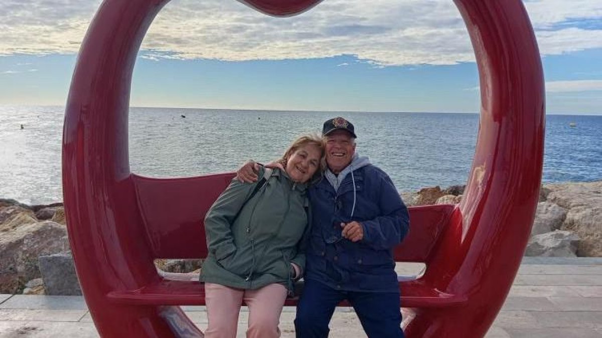Salou estrena su banco del amor: un corazón frente al mar en el Espigó ...