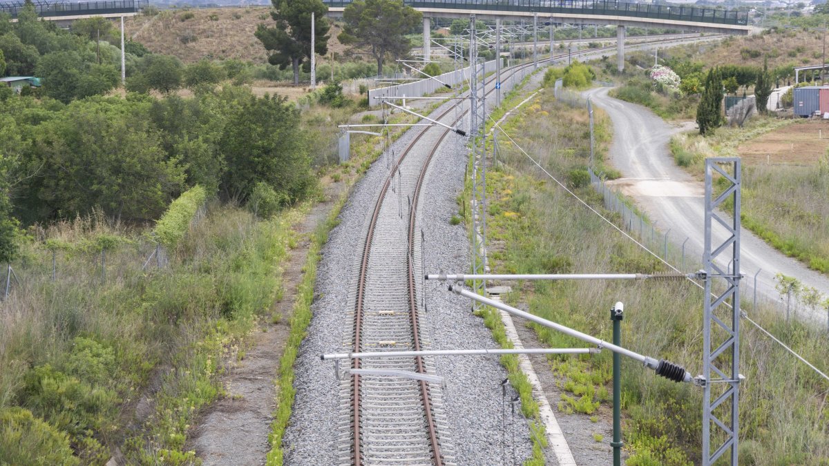 Adif ya trabaja en la recuperación del ramal para que los Avant lleguen ...