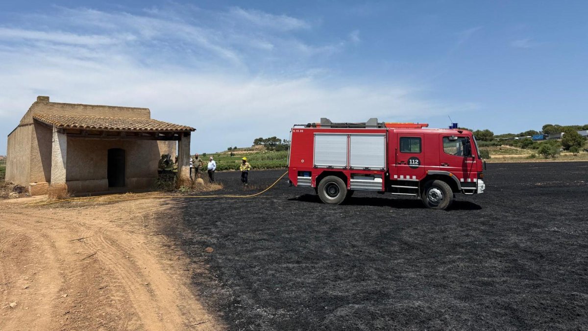 Una chispa de un camión en la AP-7 causa un incendio en Tarragona