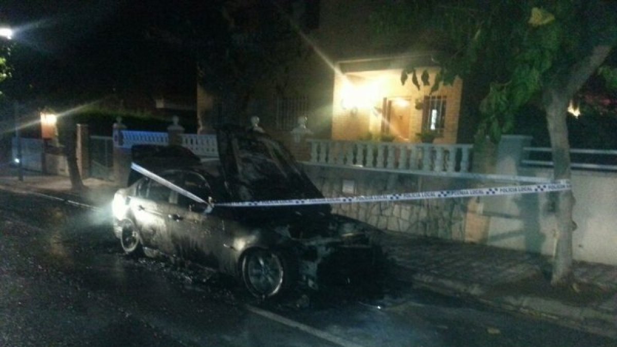El incendio de un coche en Vila-seca obliga a evacuar a tres vecinos de ...