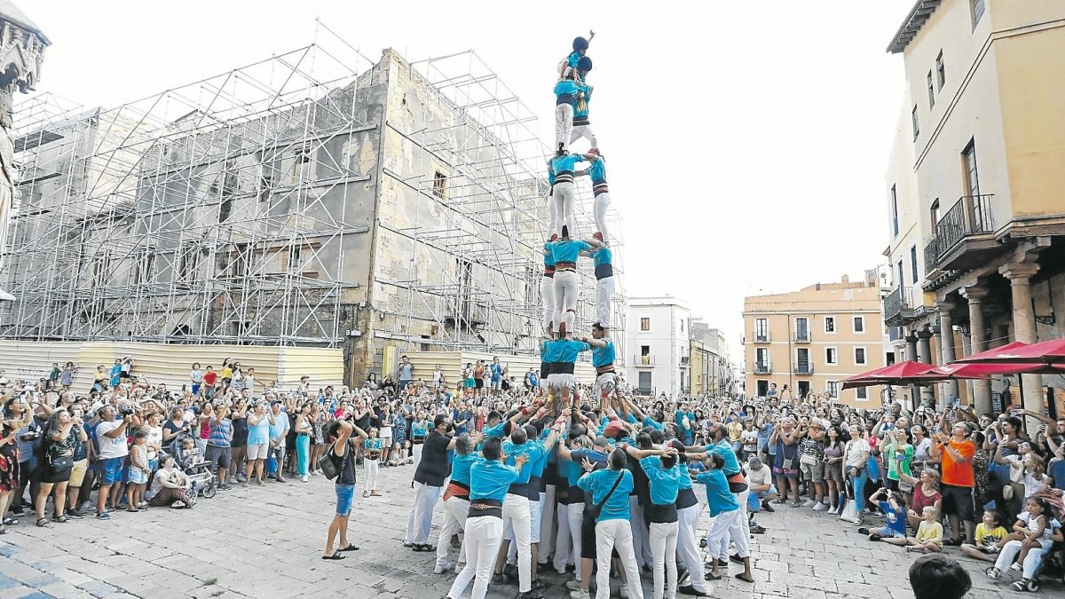 Los castells siguen fascinando a los turistas