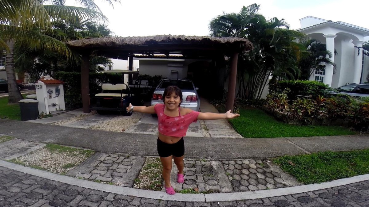 La familia que veranea en casas de lujo (y gratis) por todo el mundo