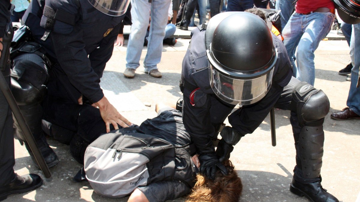 Más de dos años de cárcel para un inspector de Mossos por las cargas ...