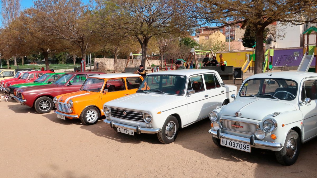 Prop de 200 vehicles clàssics i històrics omplen els carrers de l’Arboç