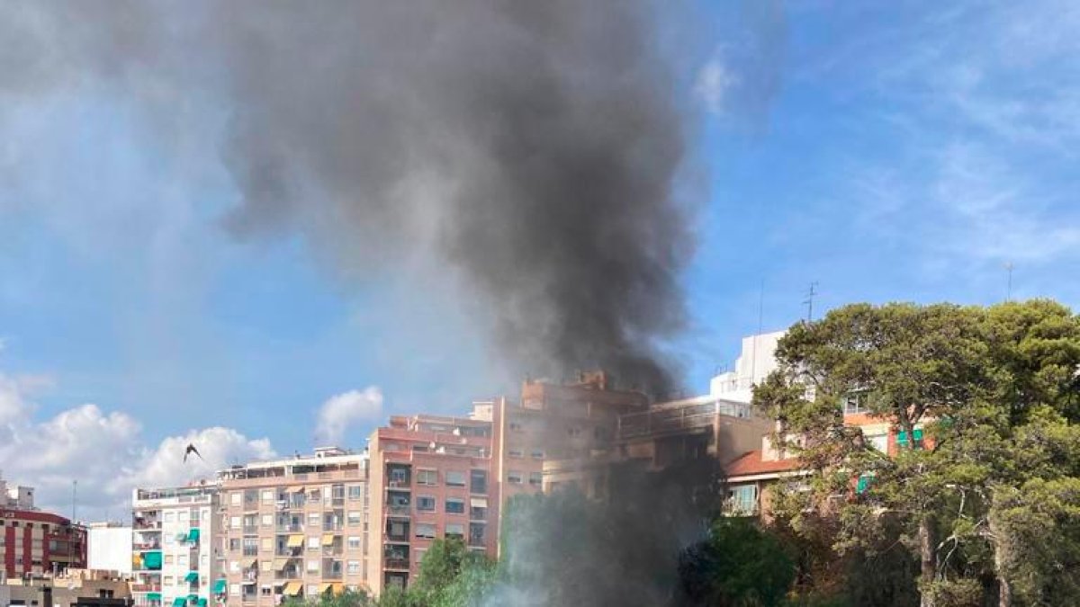 Espectacular incendio en el centro de Tarragona