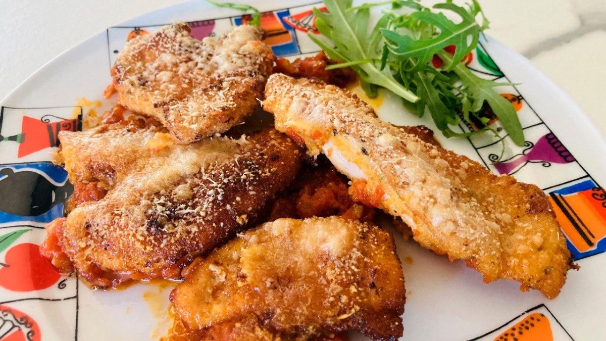 Pechugas de pollo con parmesano al estilo de la cocina italiana