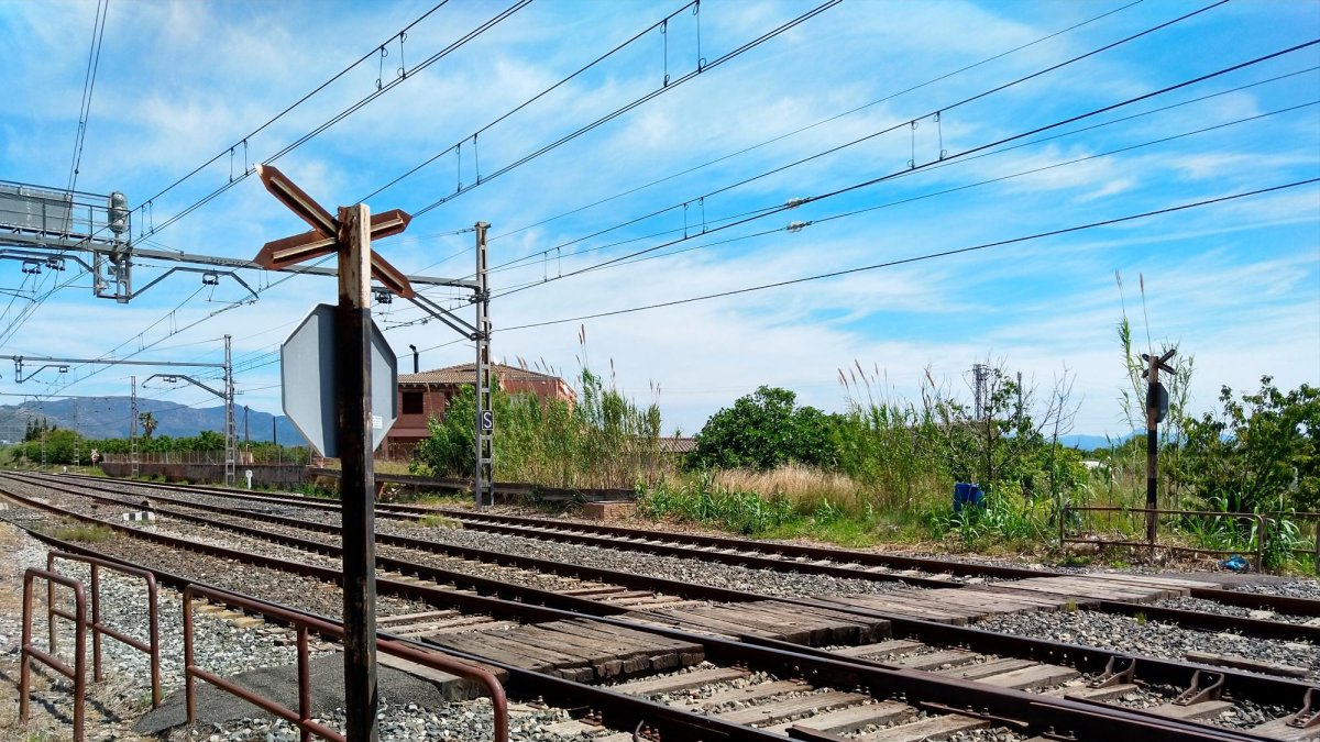 Adif adjudica la supresión de cinco pasos a nivel en Alcover