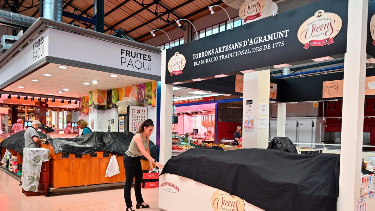 El Mercat Central de Reus, sin apenas paradas abiertas por la tarde