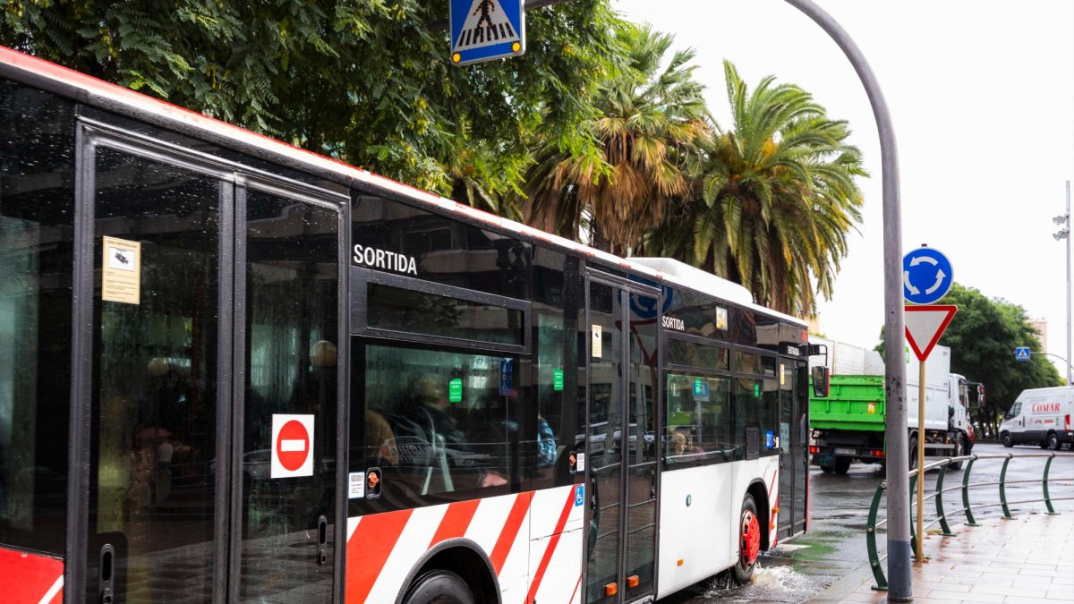 Una mujer ebria se estampa con un autobús en Tarragona
