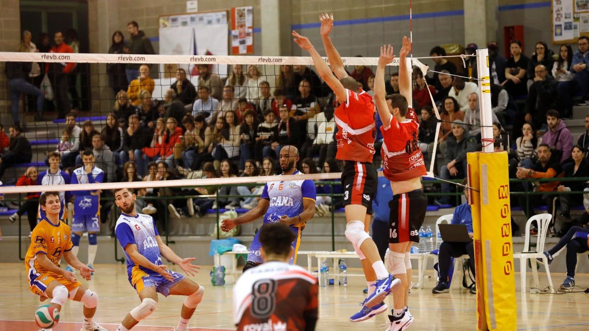 El CV Sant Pere i Sant Pau supera al CV Roquetes en un derbi muy reñido