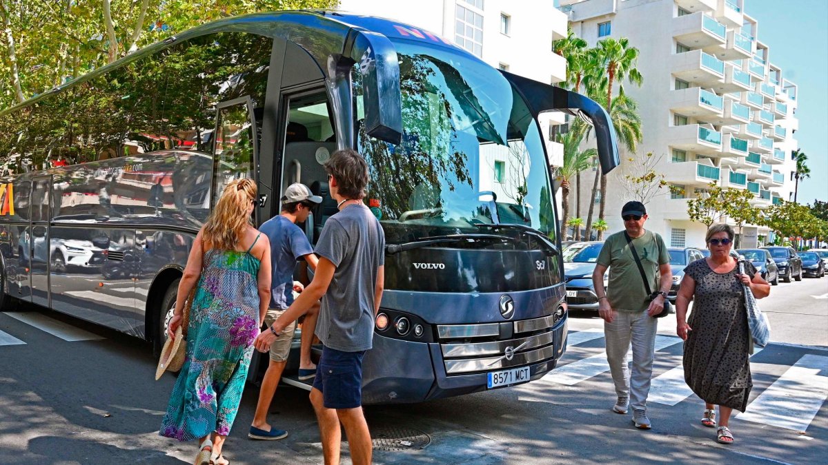 Arranca el autobús que descubre Reus a los turistas de la costa