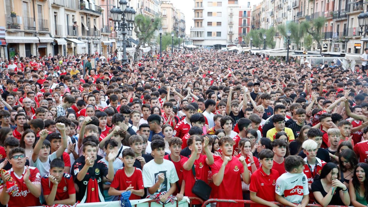 Miles de aficionados se dieron cita en la Plaça de la Font para animar ...