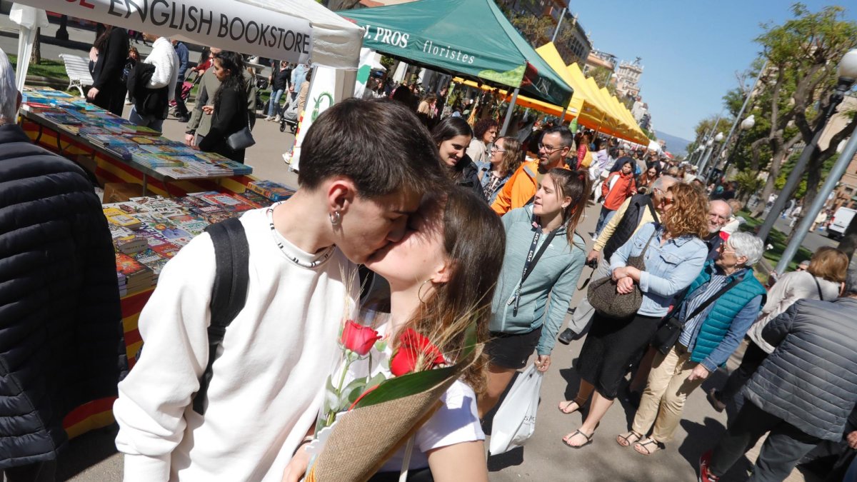 Diada de Sant Jordi masiva en Tarragona a pesar de la chaqueta