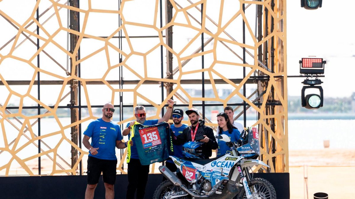 Albert Martín dedica su podio en el Dakar a Carles Falcón