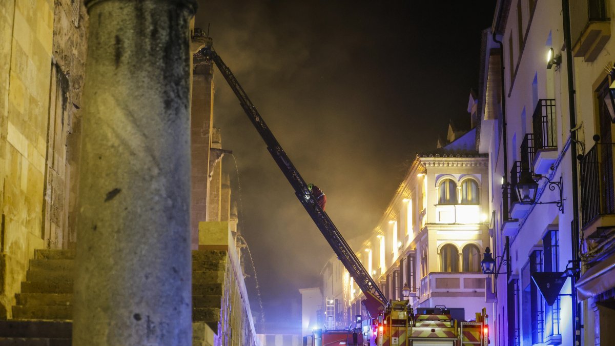 Incendio en la Mezquita-Catedral de Córdoba: el fuego extinguido y el monumento, a salvo