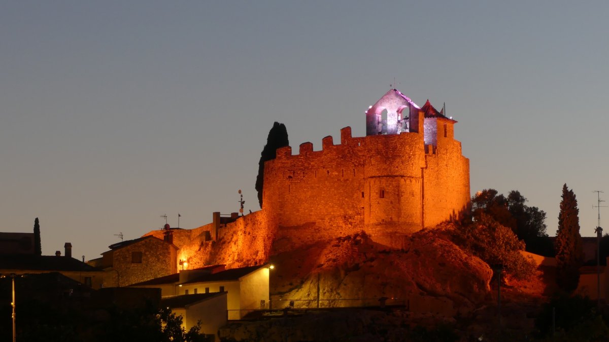 ¿Por qué se tiñó de naranja el castillo de Calafell?