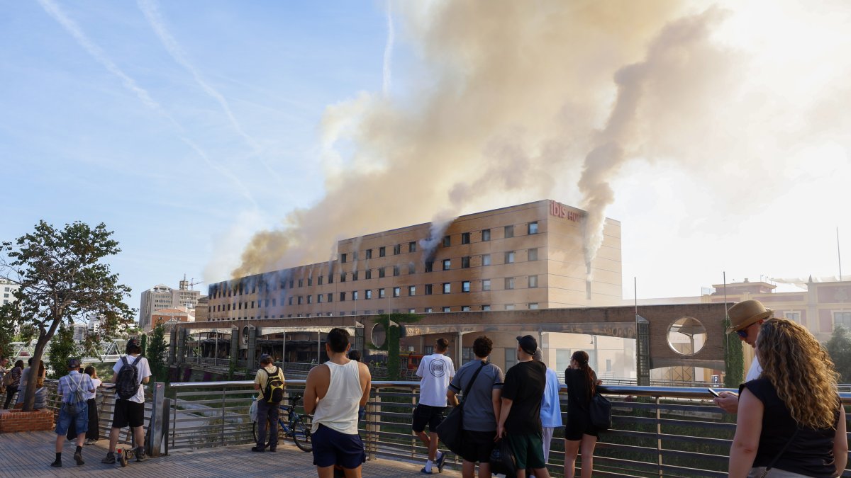Los bomberos siguen trabajando en el incendio del hotel Ibis de Málaga ...