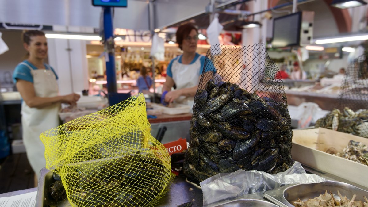 Promocionen el valor del musclo del Delta en una acció al mercat d’Amposta