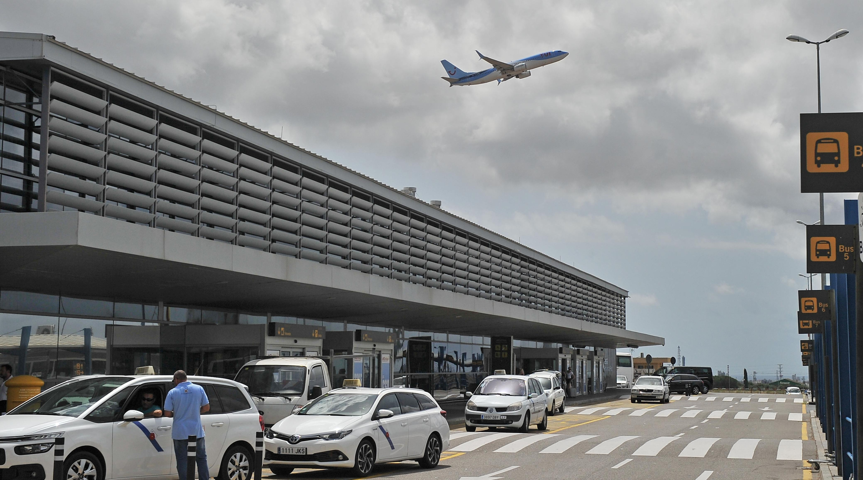 Reus es compromet a analitzar que l'Aeroport dugui el nom d'Antoni Gaudí