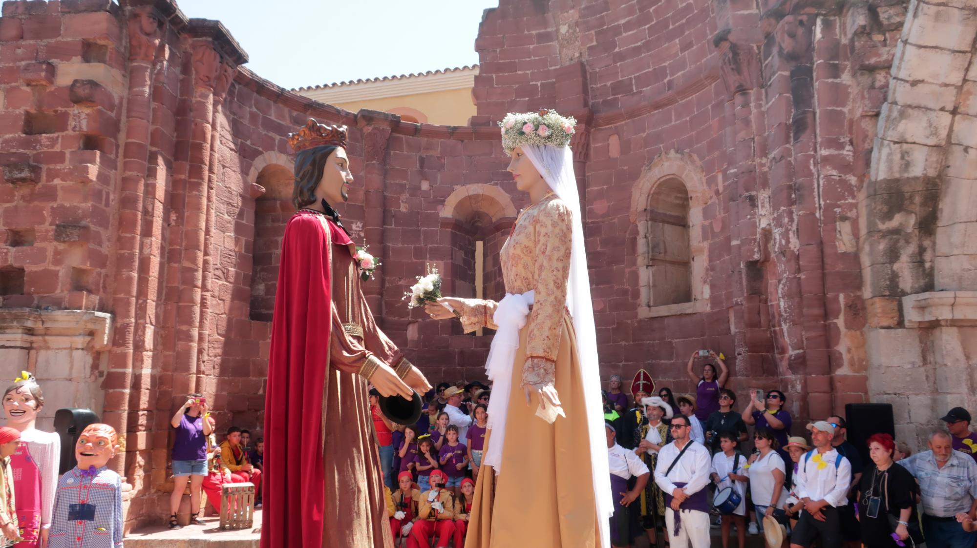 Els gegants Miquel i Saura es casen a Alcover per celebrar els 70 anys d’un amor d’altura