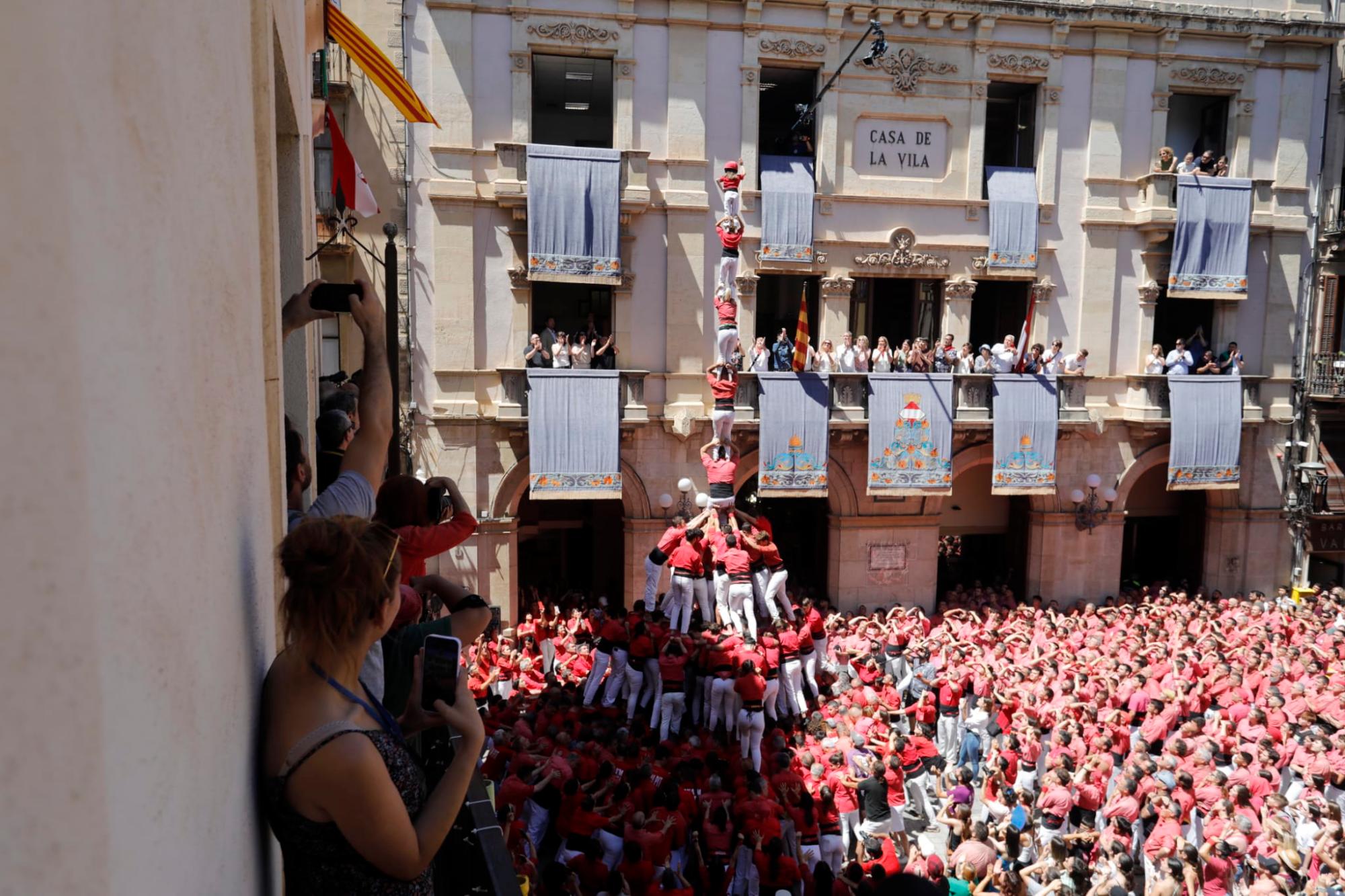 Els Xiquets de Valls encenen la metxa de la gamma extra per Sant Joan
