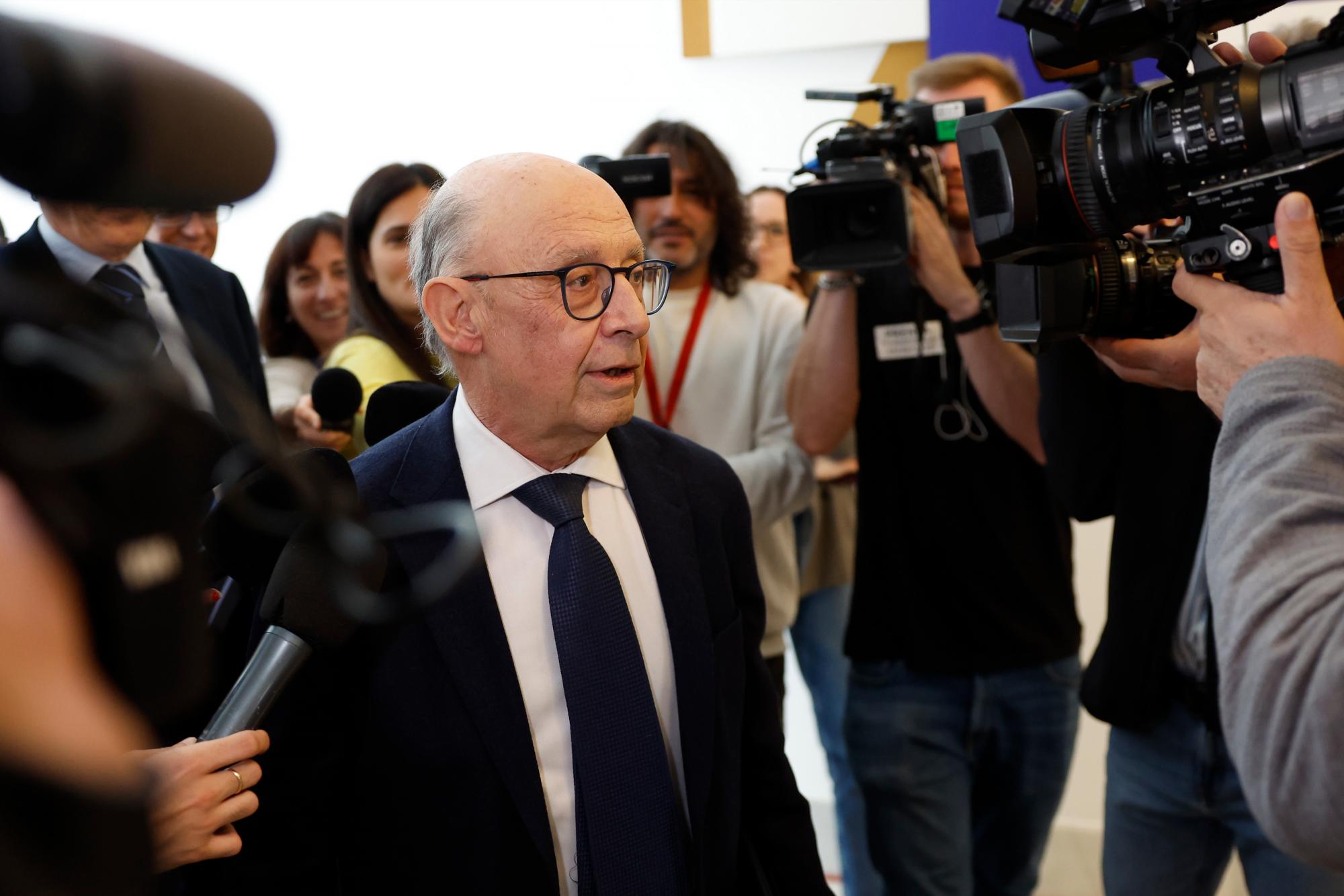 Un juez de Tarragona imputa al exministro Montoro (PP) por favorecer a ...