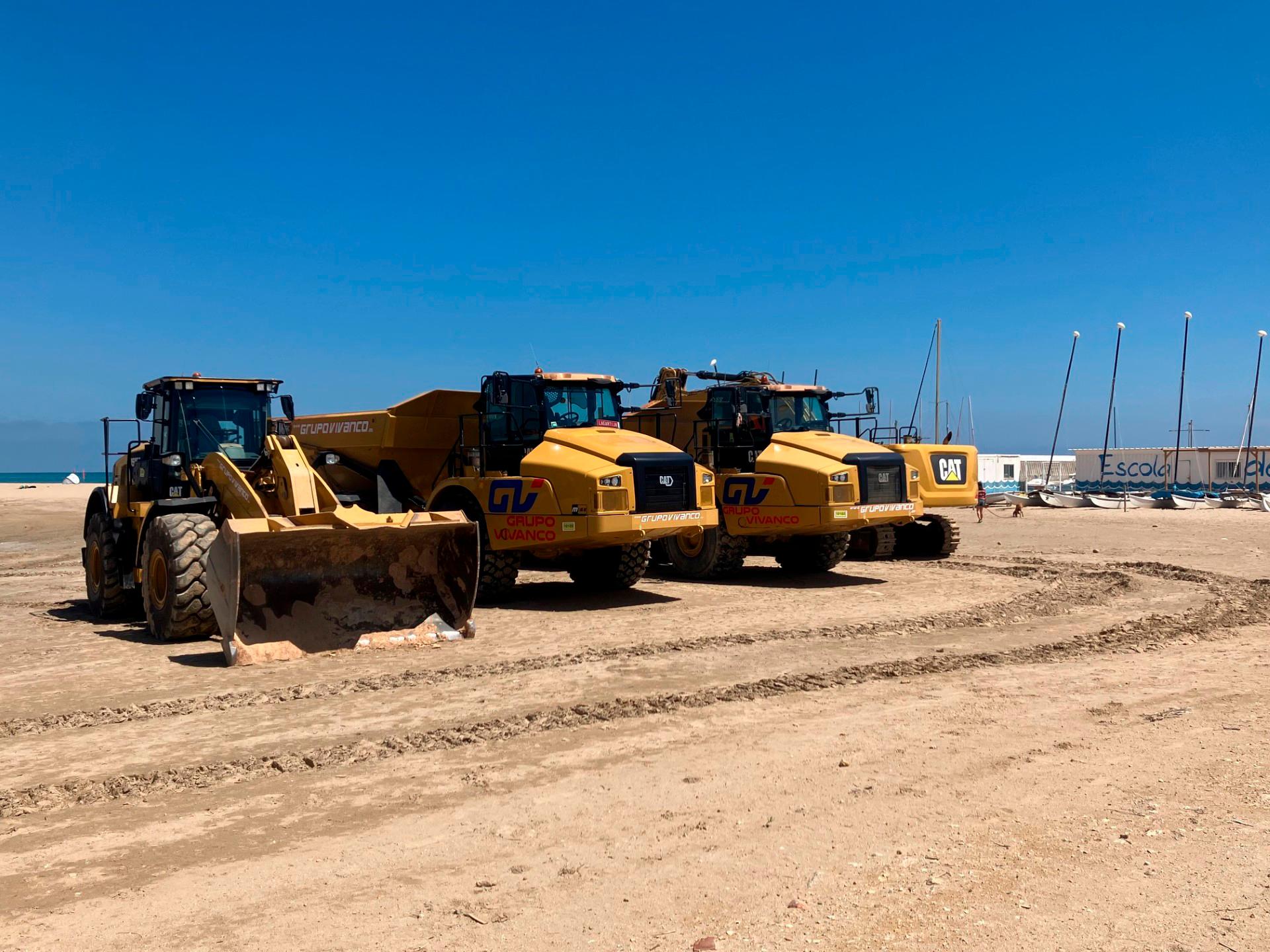 Empieza el traslado de arena del puerto de Coma-ruga hasta Calafell