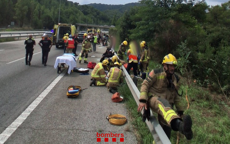 Accidente en la C-32: vuelca un autobús con más de 70 turistas franceses