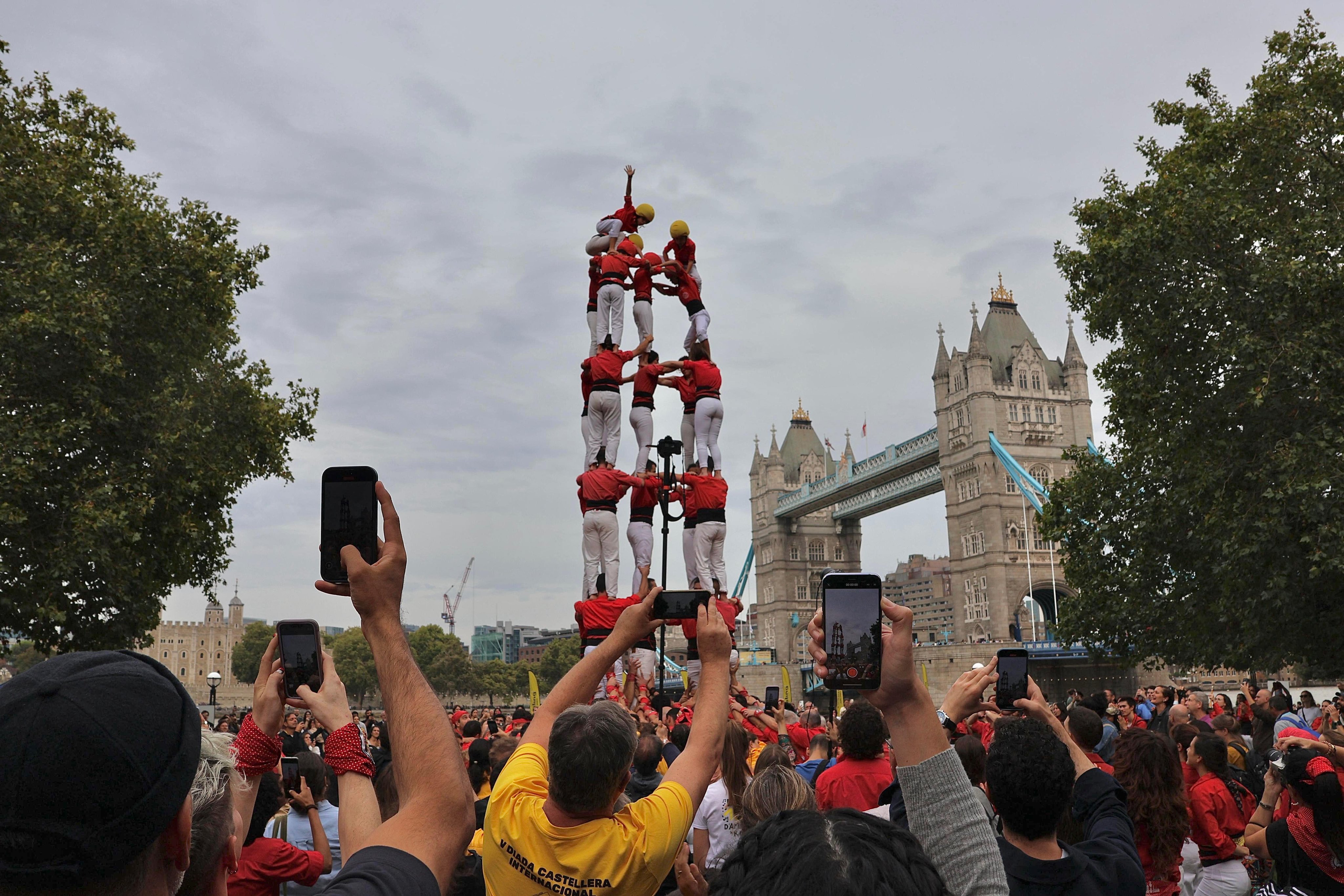 La Colla Joves Xiquets de Valls mostren els castells a Londres, amb el ...