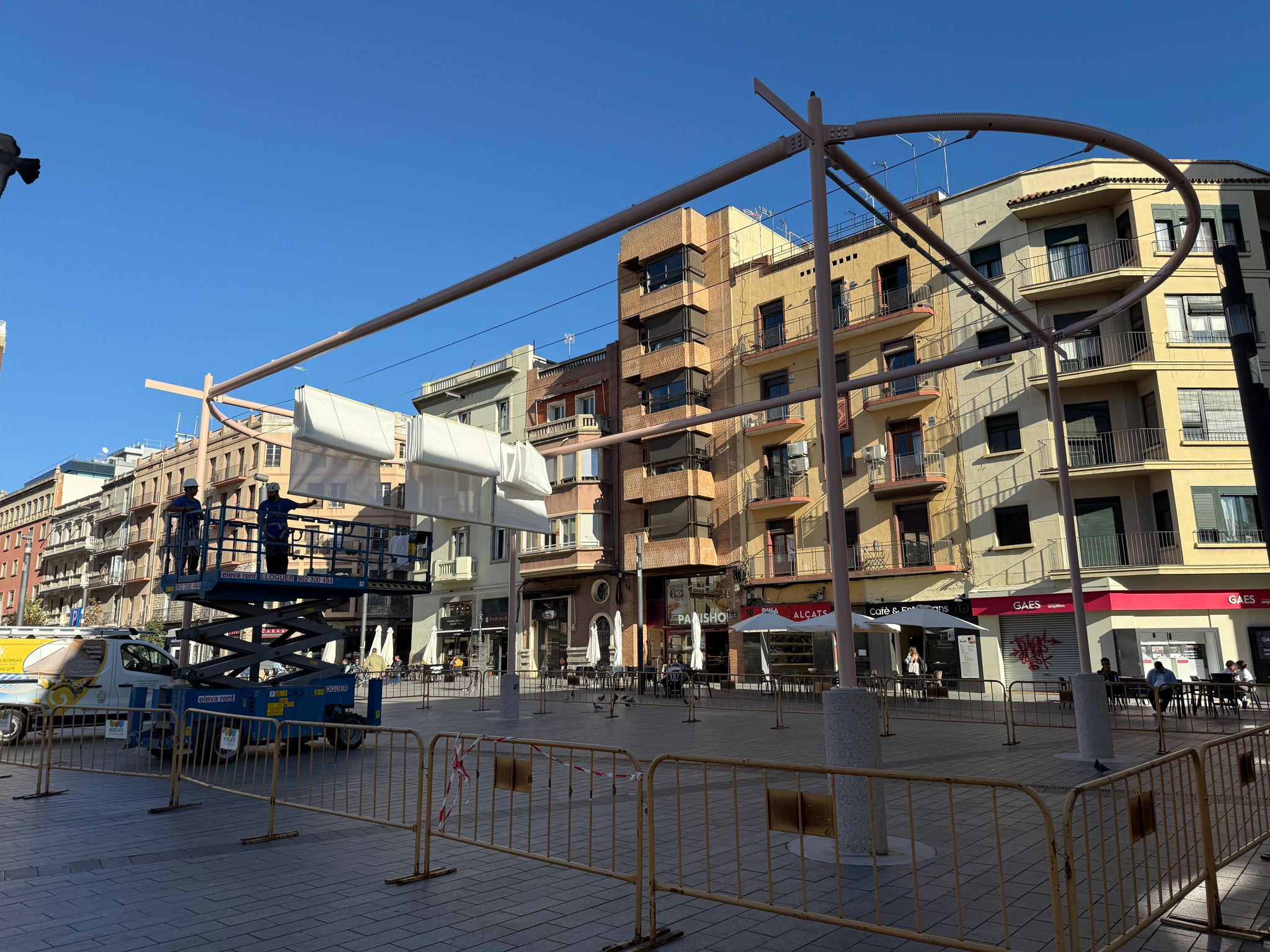 La Plaça Corsini de Tarragona ya luce su nueva carpa