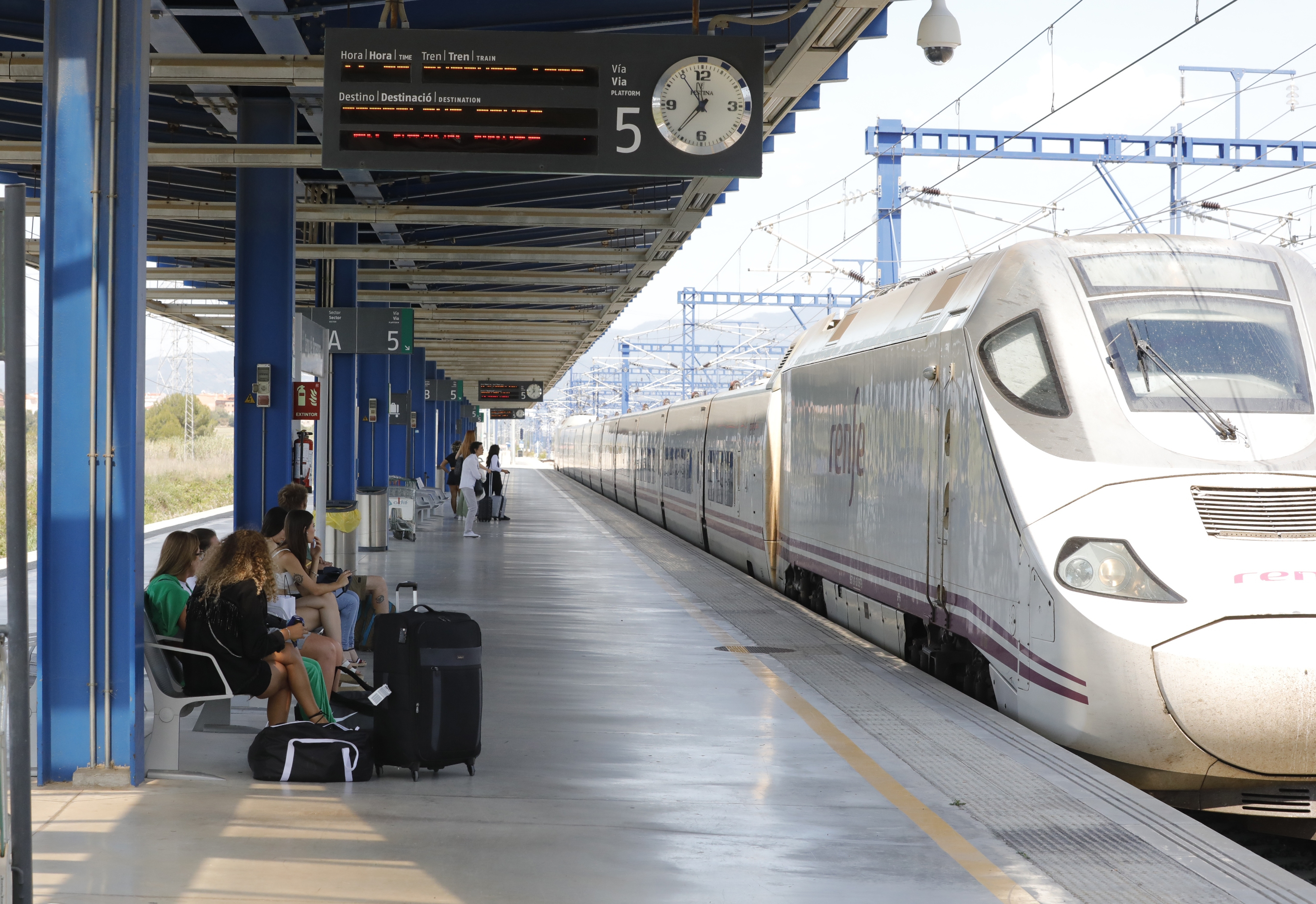 Un incendio corta durante 4 horas la circulación de trenes de alta ...