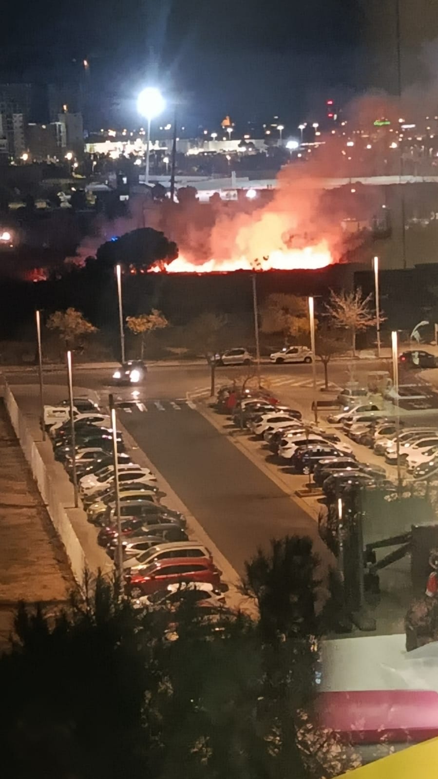 Incendio cerca de una escuela de Tarragona