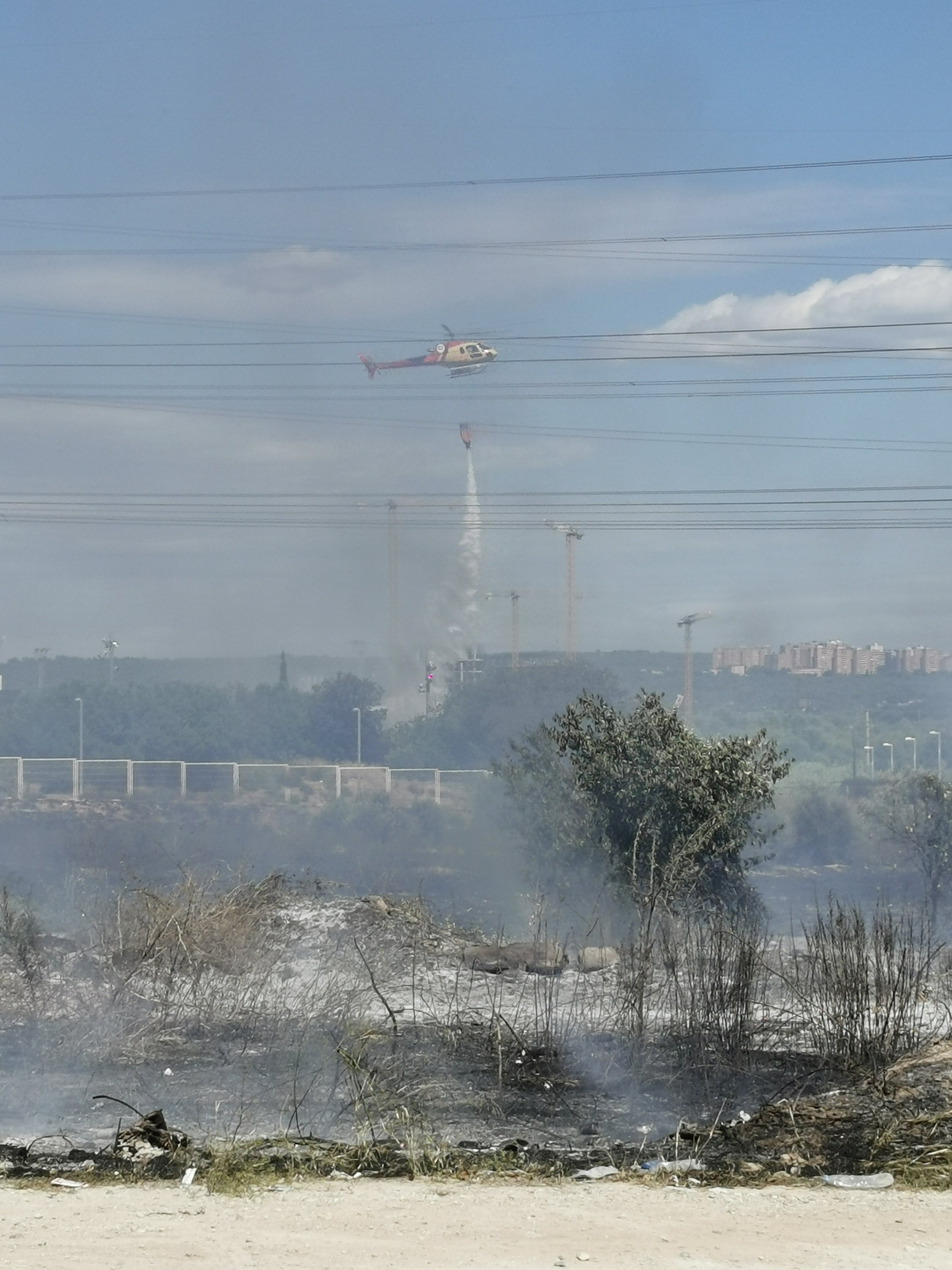 Un incendio cerca de la vía obliga a cortar la línea Tarragona-Barcelona