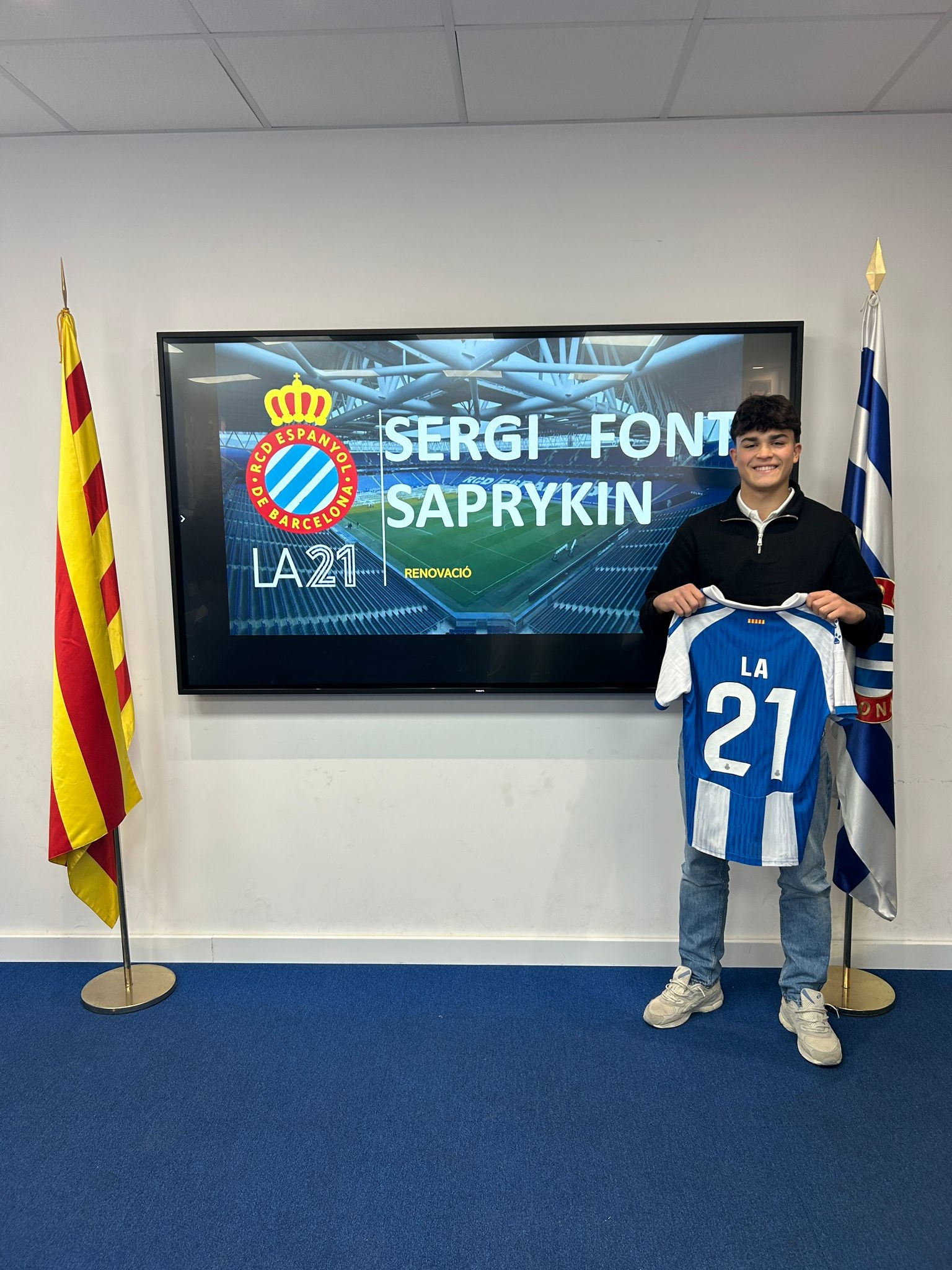 El futbolista de Salou Sergi Font firma contrato profesional con el ...