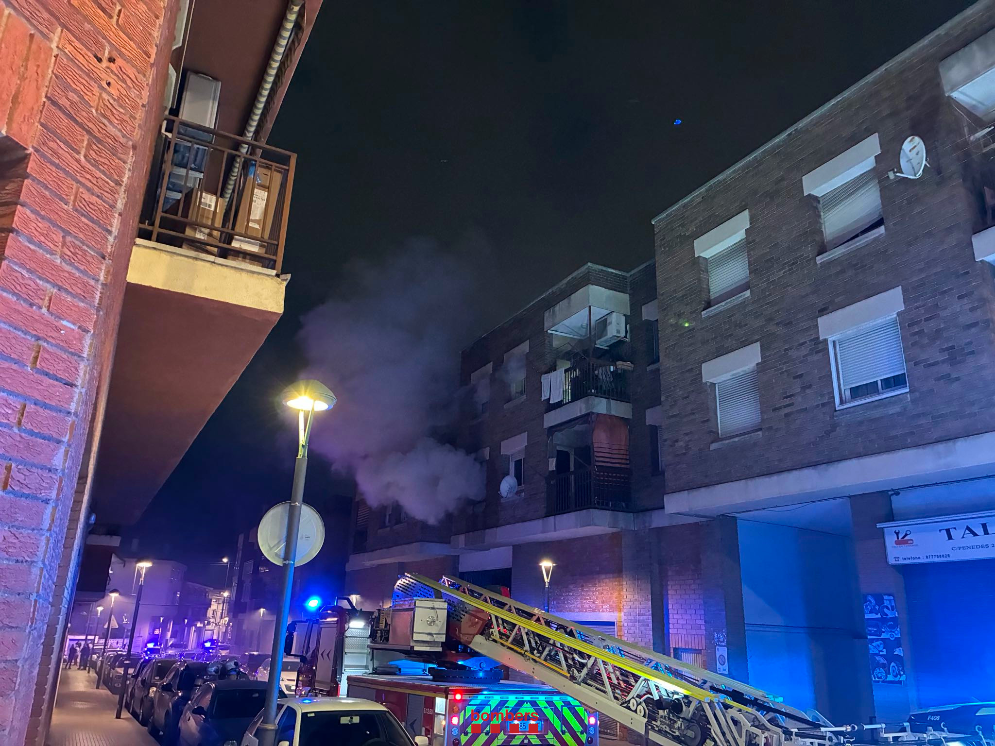 Varios desalojados y 9 personas heridas en el incendio de un piso en ...