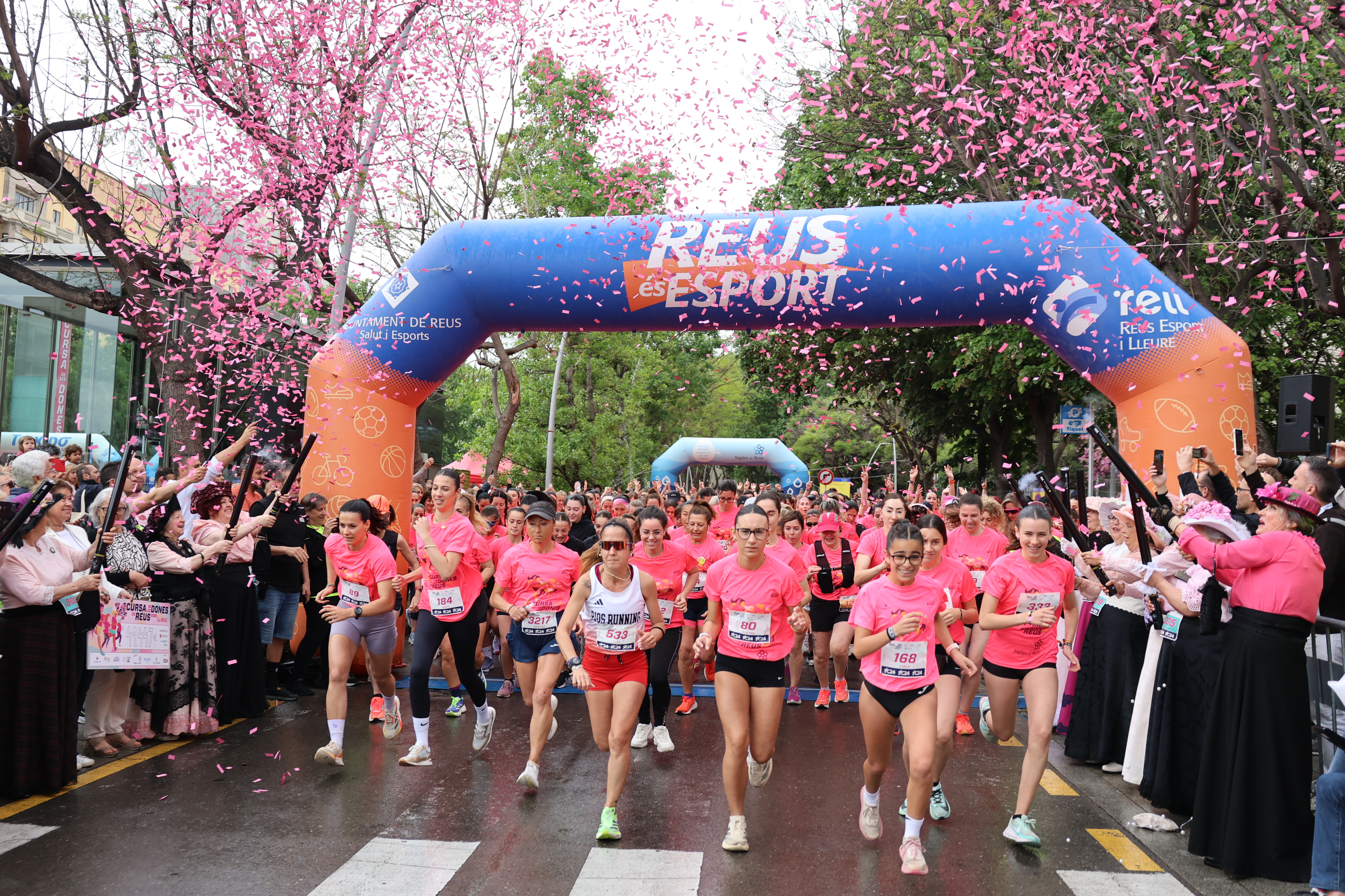 La marea rosa inunda Reus d'esport i solidaritat: la Cursa de la Dona ...