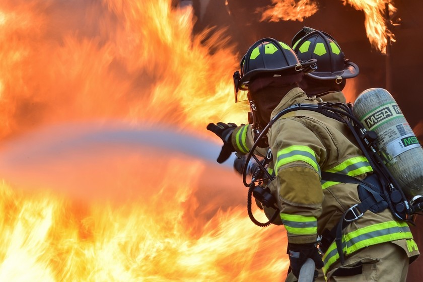 Detenidos 3 jóvenes por el incendio de un camión y una furgoneta en un ...