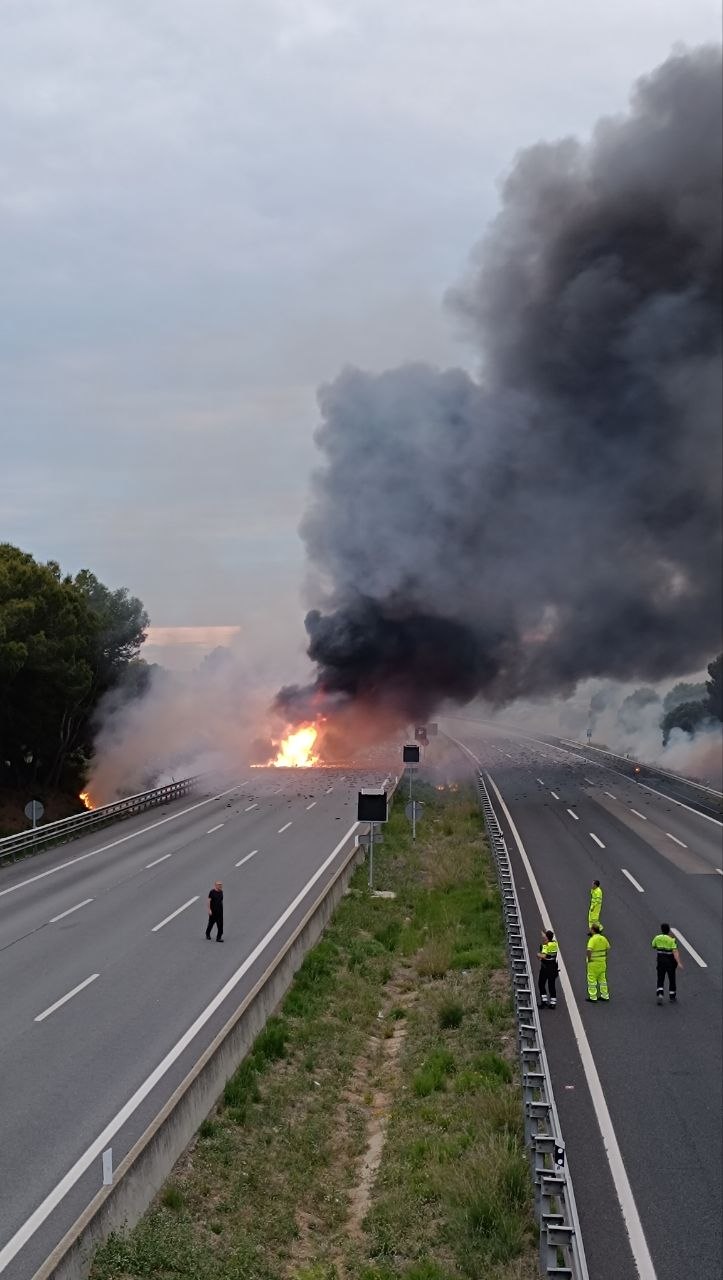 El incendio de un camión corta la autopista AP-7