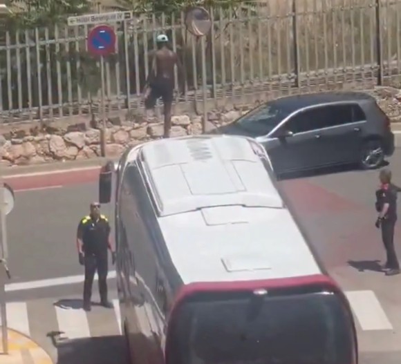 Un joven se sube al techo de un autobús en Tortosa, es detenido y ...