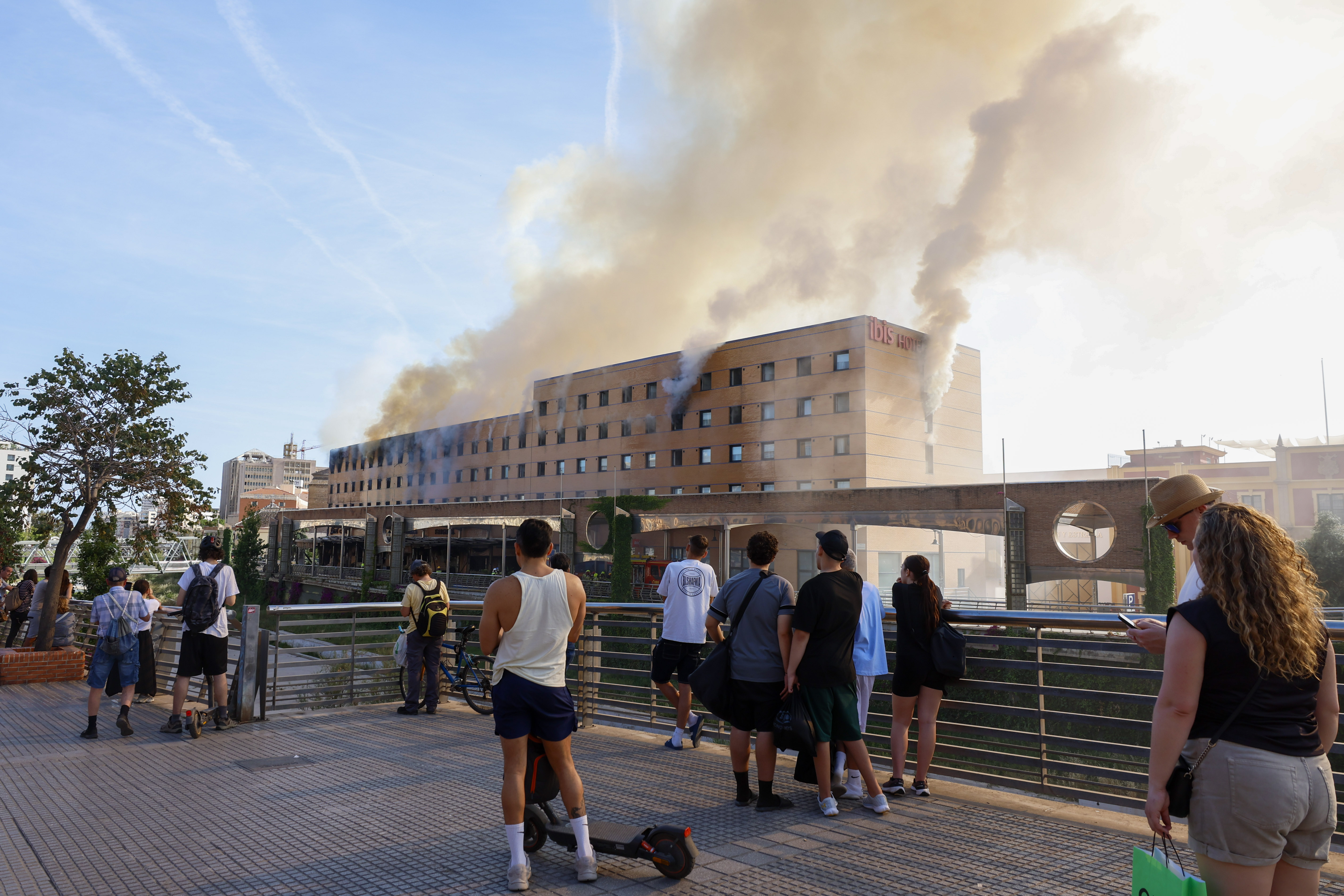 Los bomberos siguen trabajando en el incendio del hotel Ibis de Málaga ...