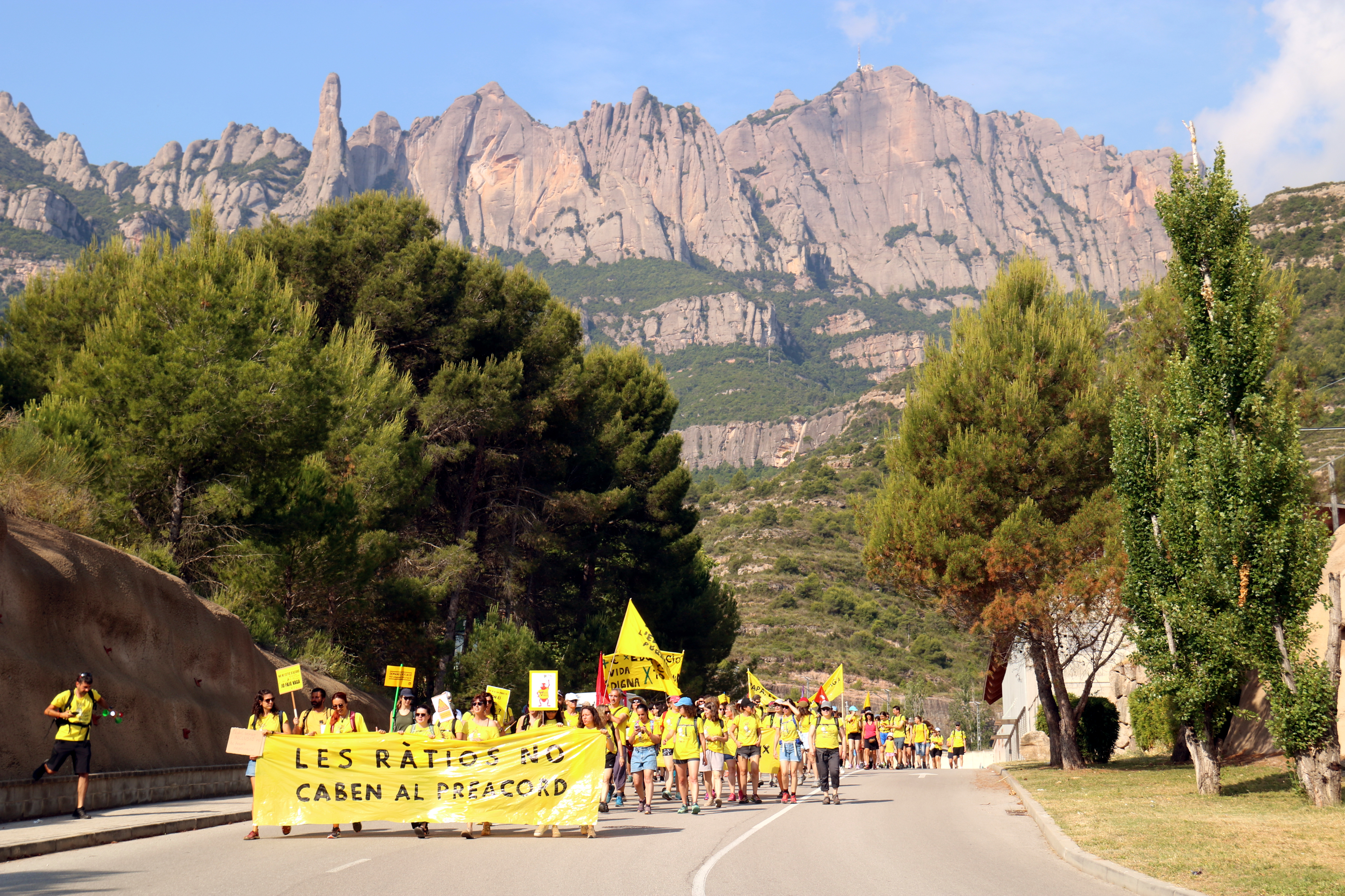 Un centenar de profesores marchan a pie hasta Montserrat contra el ...