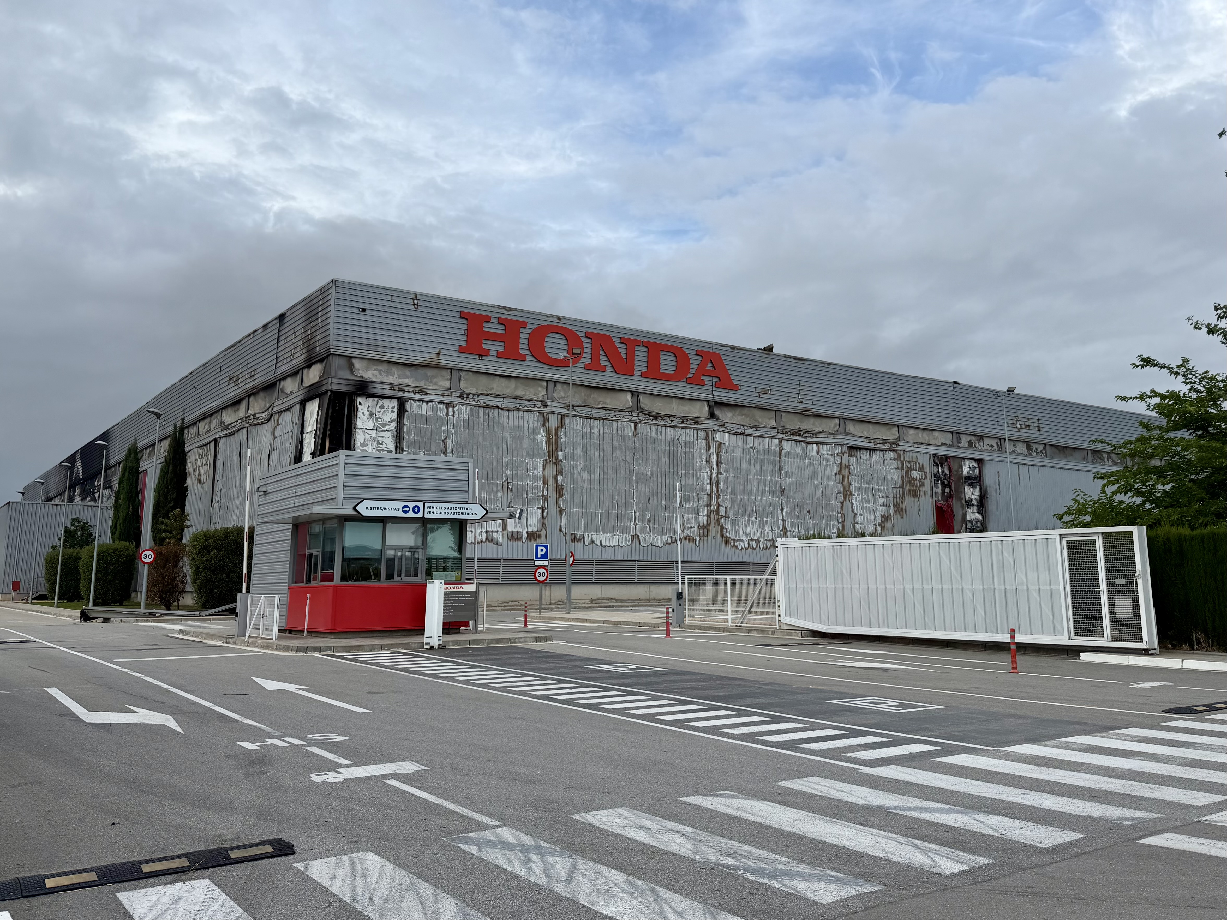 El incendio en la nave industrial de Honda en Santa Perpètua continúa ...
