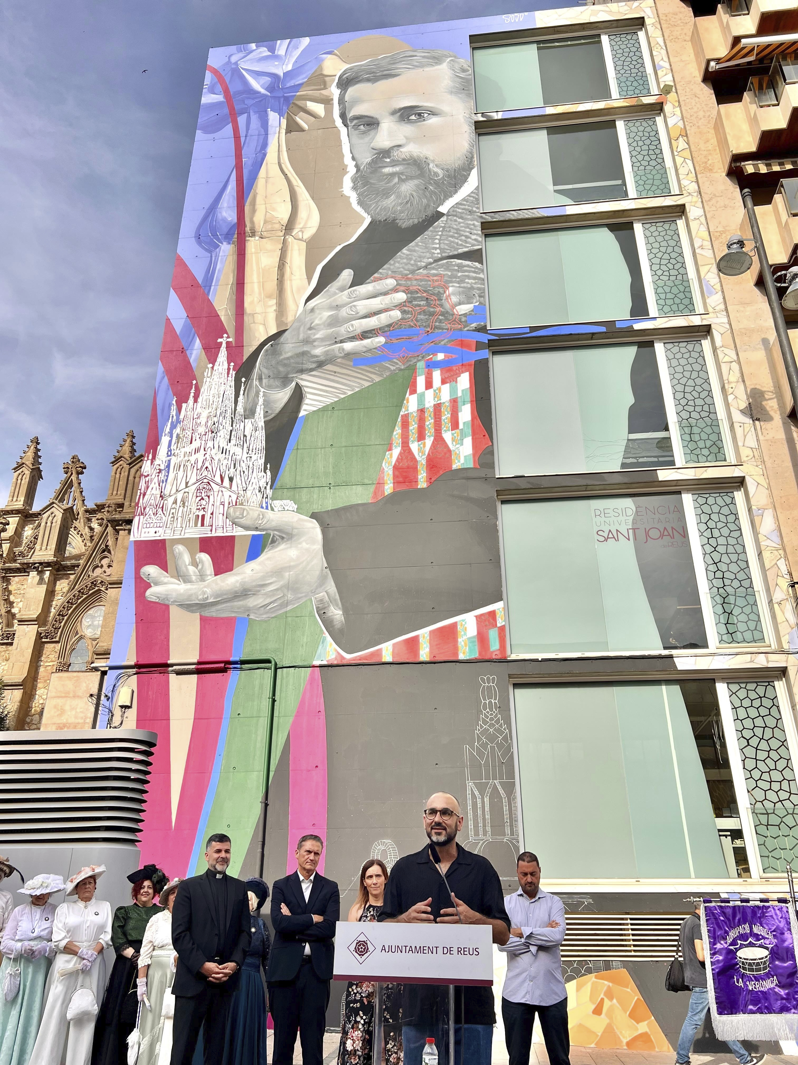 Acabat i inaugurat a Reus un mural gegant amb la imatge d'Antoni Gaudí