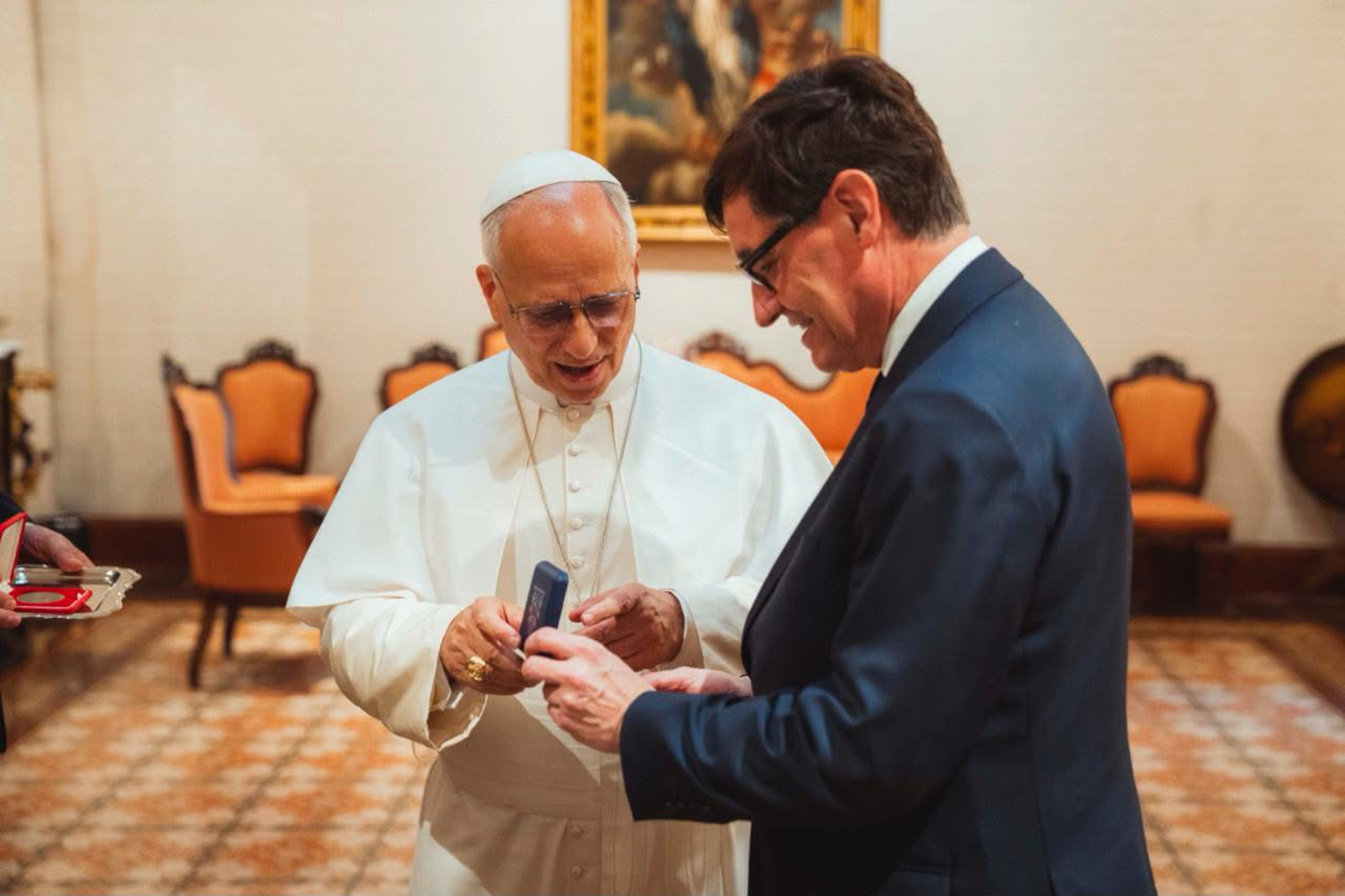 Lo que no te han enseñado de los regalos de Illa al Papa: La Nina d ...