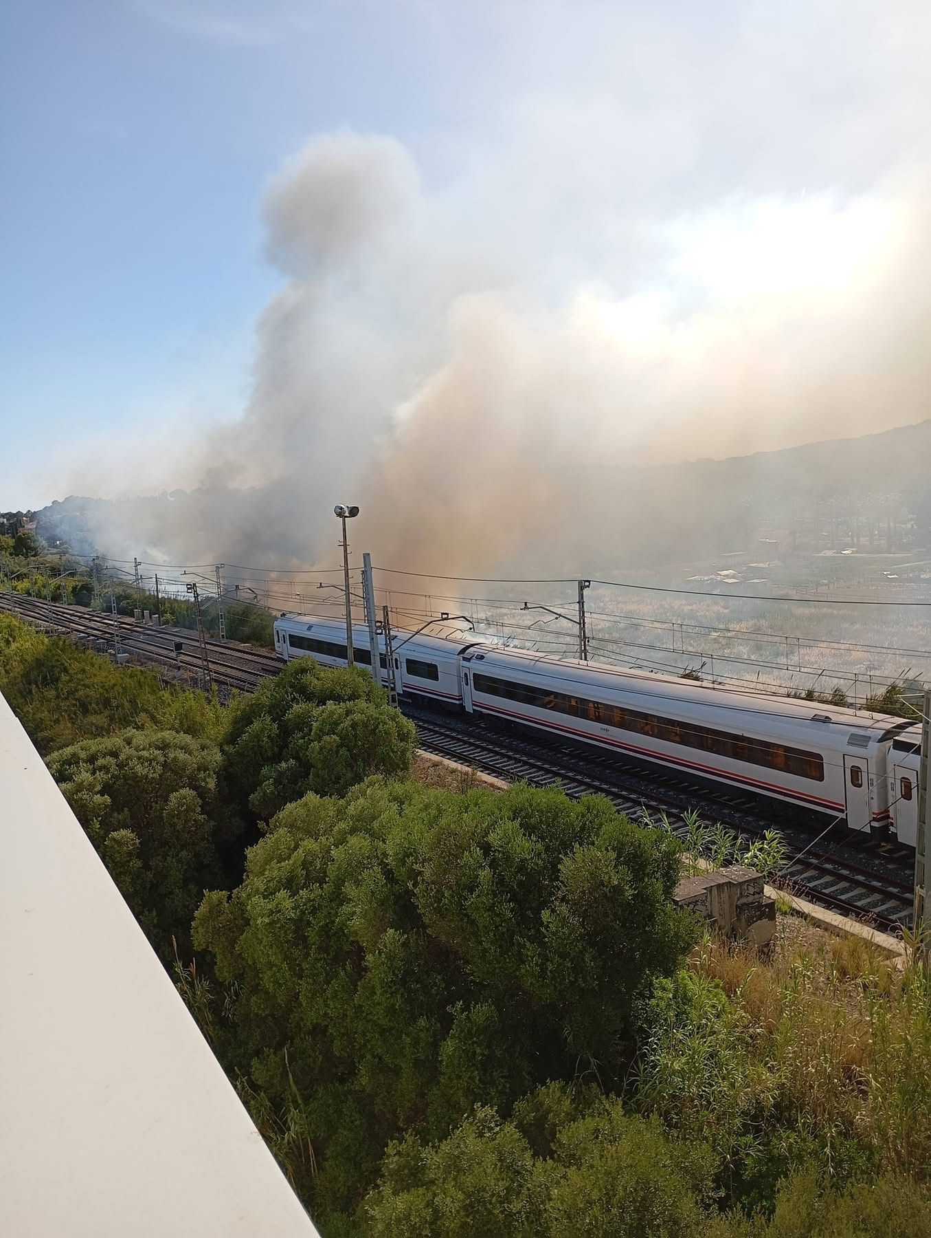 Incendio junto a las vías del tren en Coma-ruga