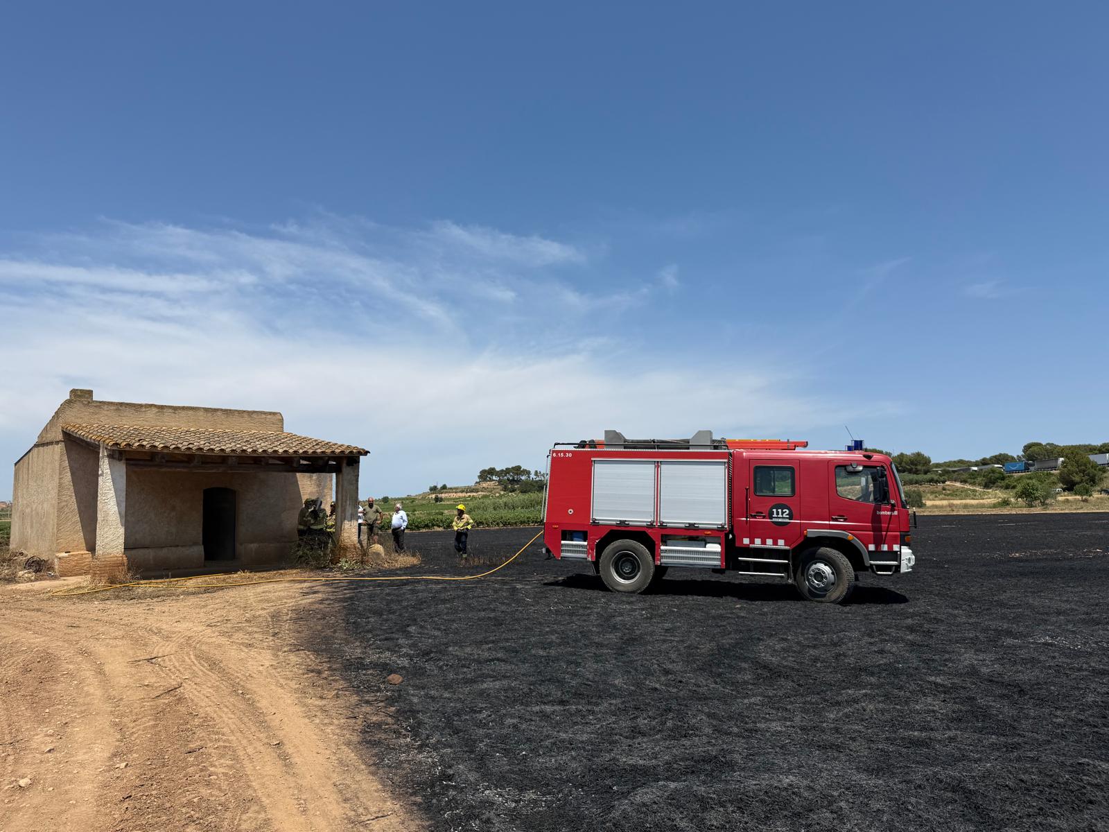 Una chispa de un camión en la AP-7 causa un incendio en Tarragona